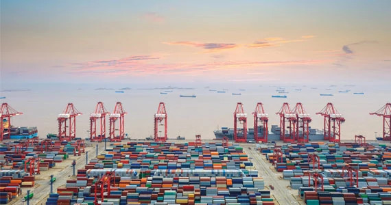 Energieführungssysteme für die Landstromversorgung in Häfen | igus®