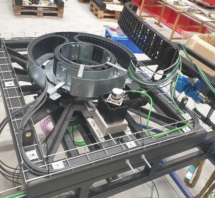 Space-saving energy chains for flexible lighting system | igus®