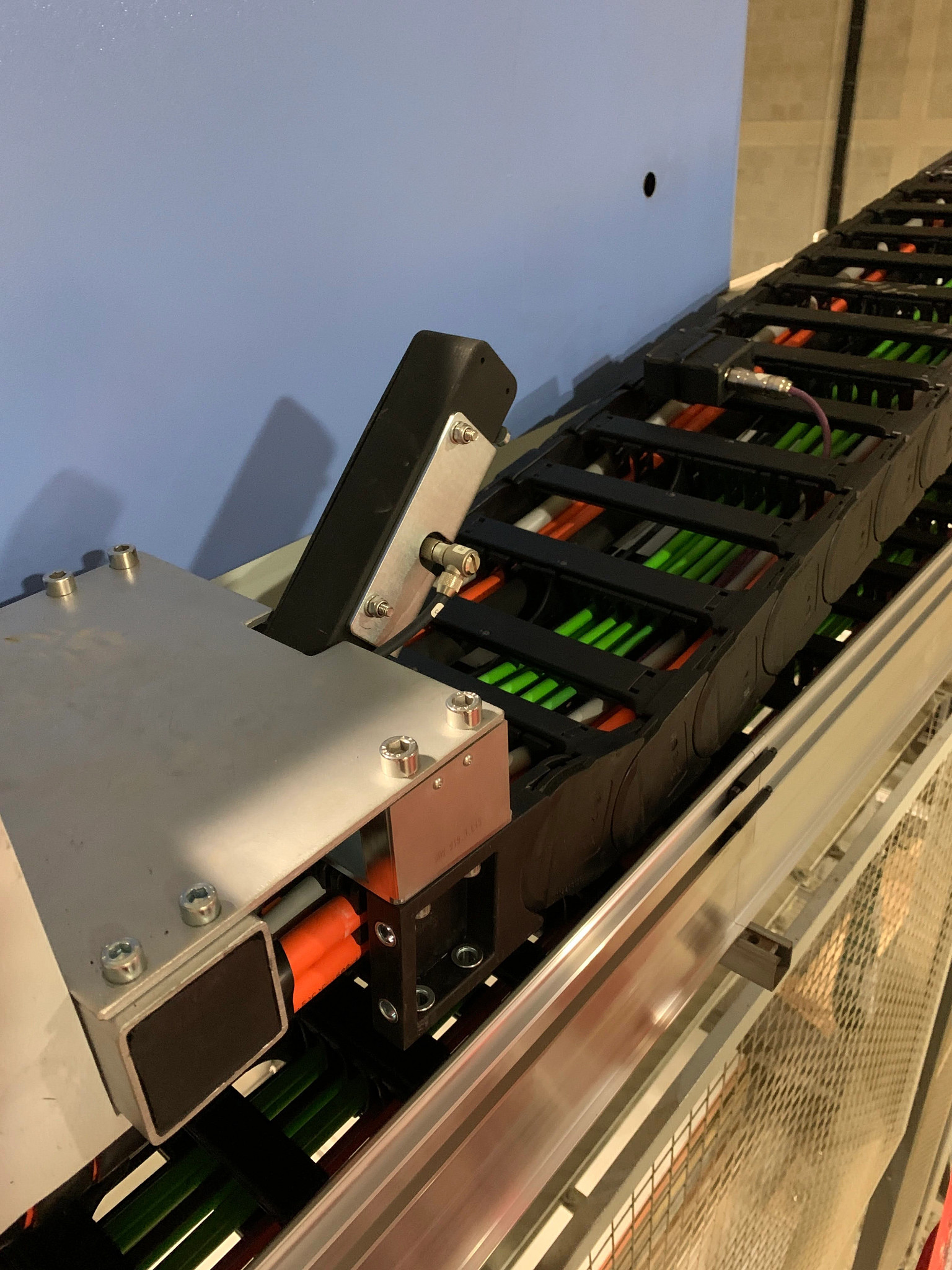 vector 2022: Fully automatic indoor crane with i.Sense monitoring