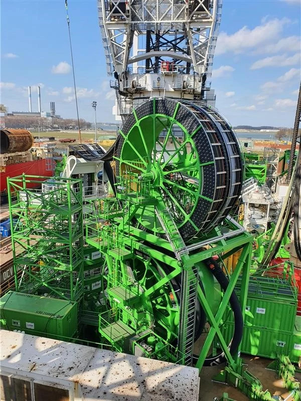 Offshore energy chain: cable guidance on a wind farm drilling rig | igus®