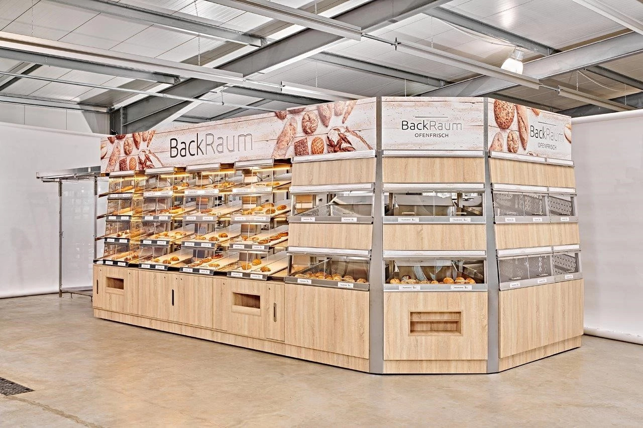 Curve-compliant e-chain in automated baking station | igus®