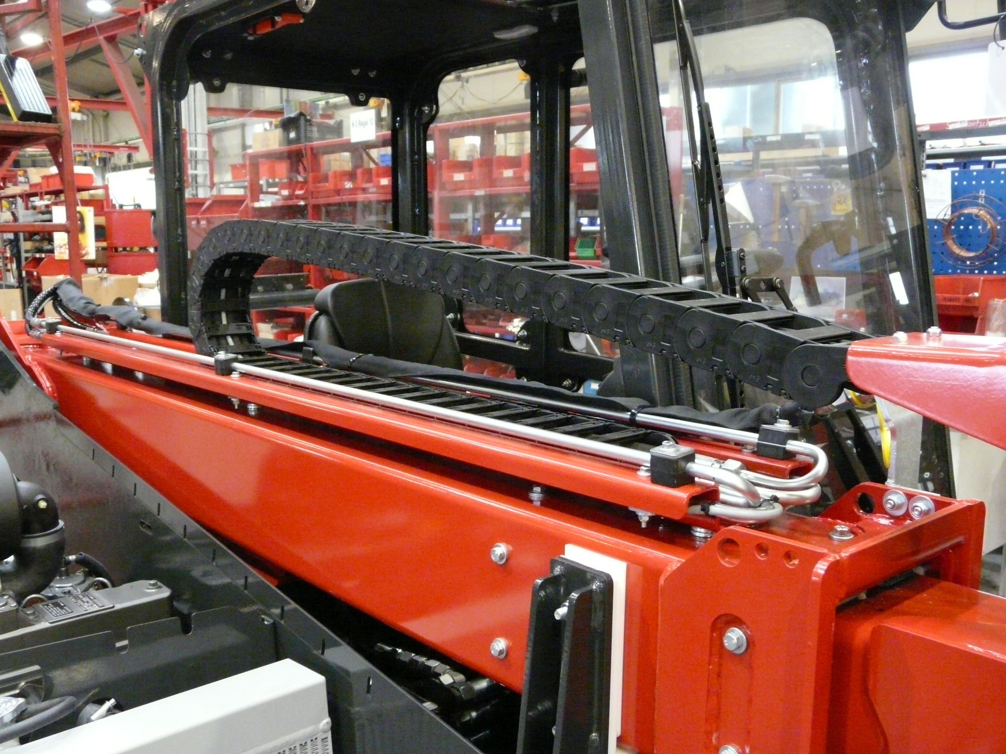 energy chain for telescopic yard loader | igus® | igus Australia