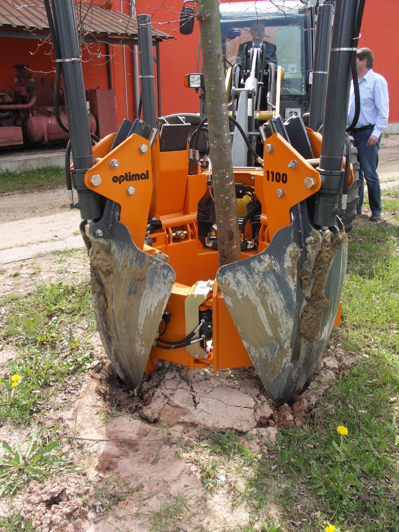 Polymer plain bearing in root ball lifters under 15t load | igus®