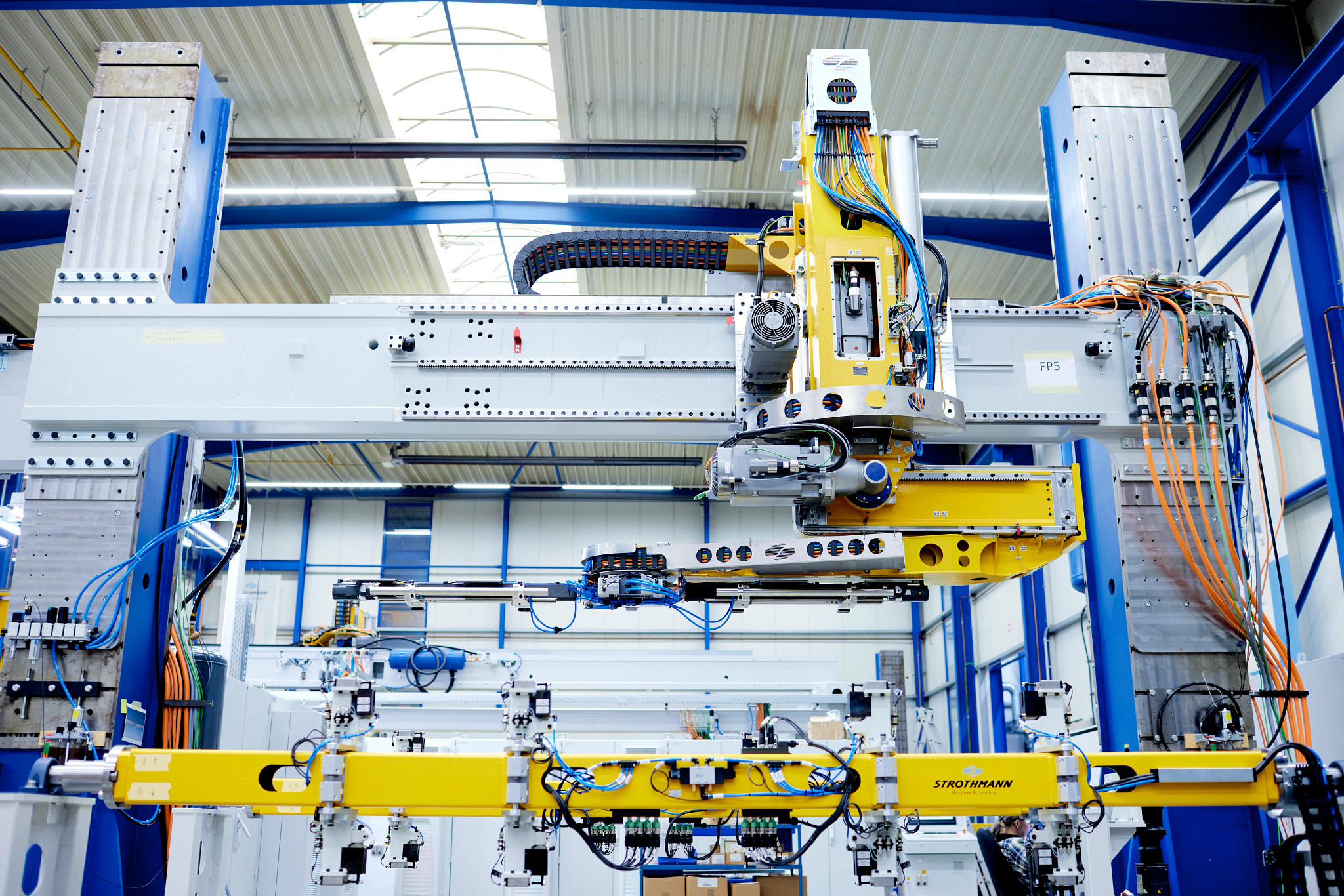 Harnessed e-chains and cables for feeders in press plant | igus®