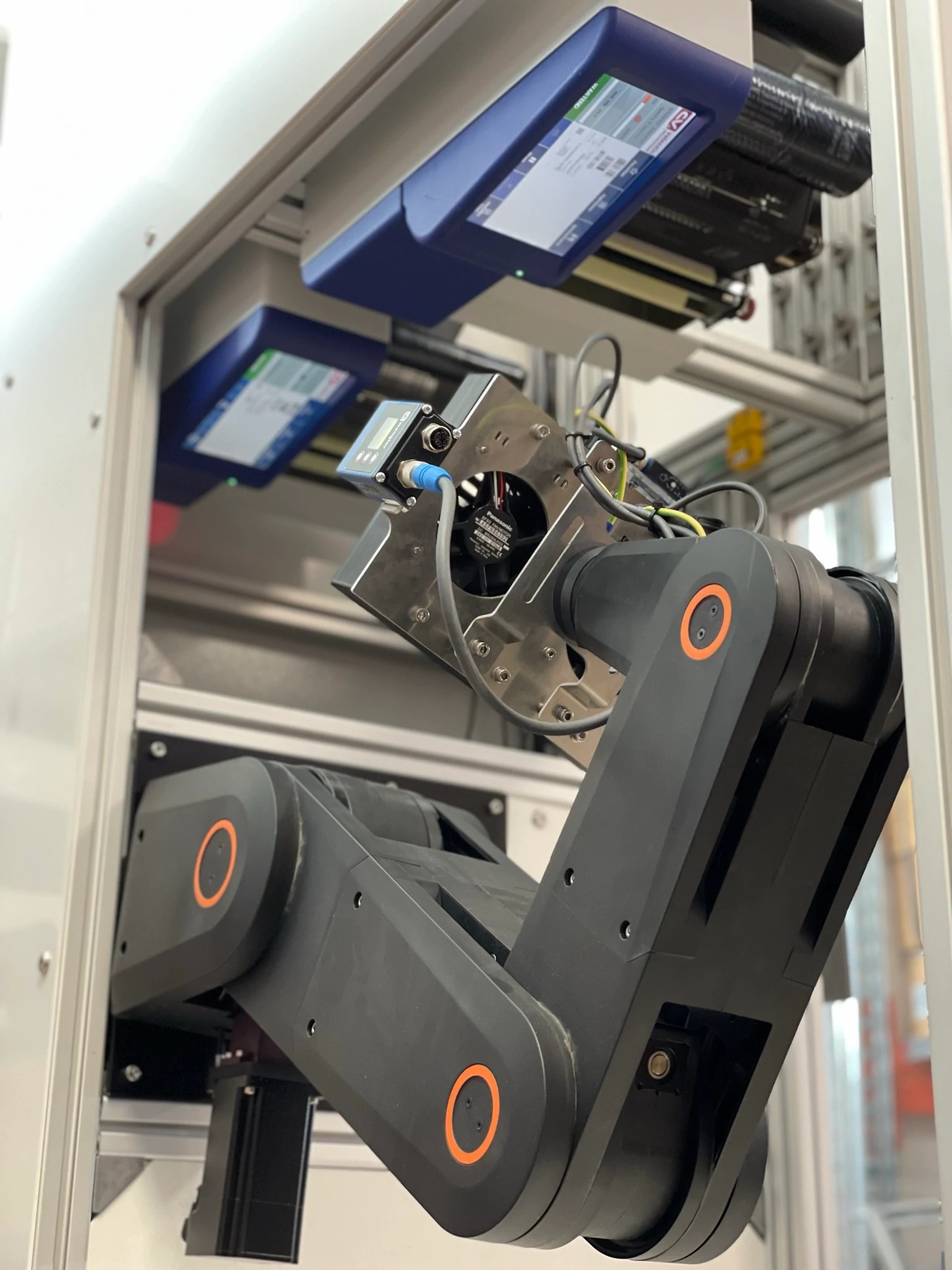 LabelMonkey uses robolink® robotic arm for package labeling | igus®
