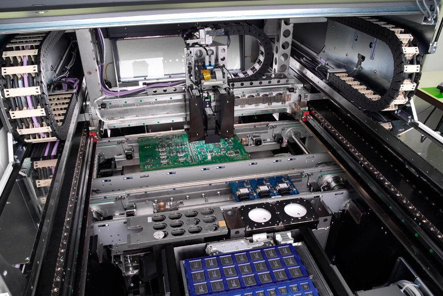 Pick and place machine uses pre-assembled cable carriers | igus®