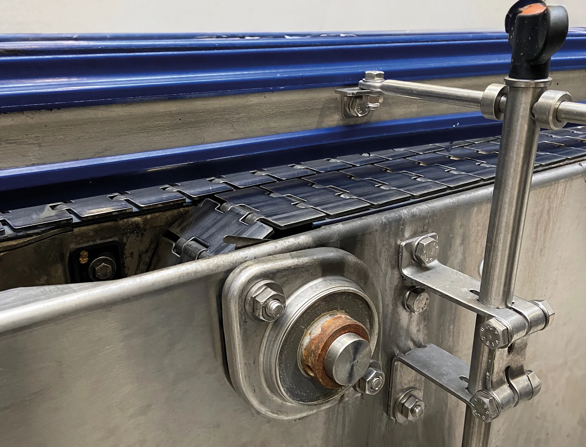 Lubrication-free bearing for conveyor belt in bottling plant