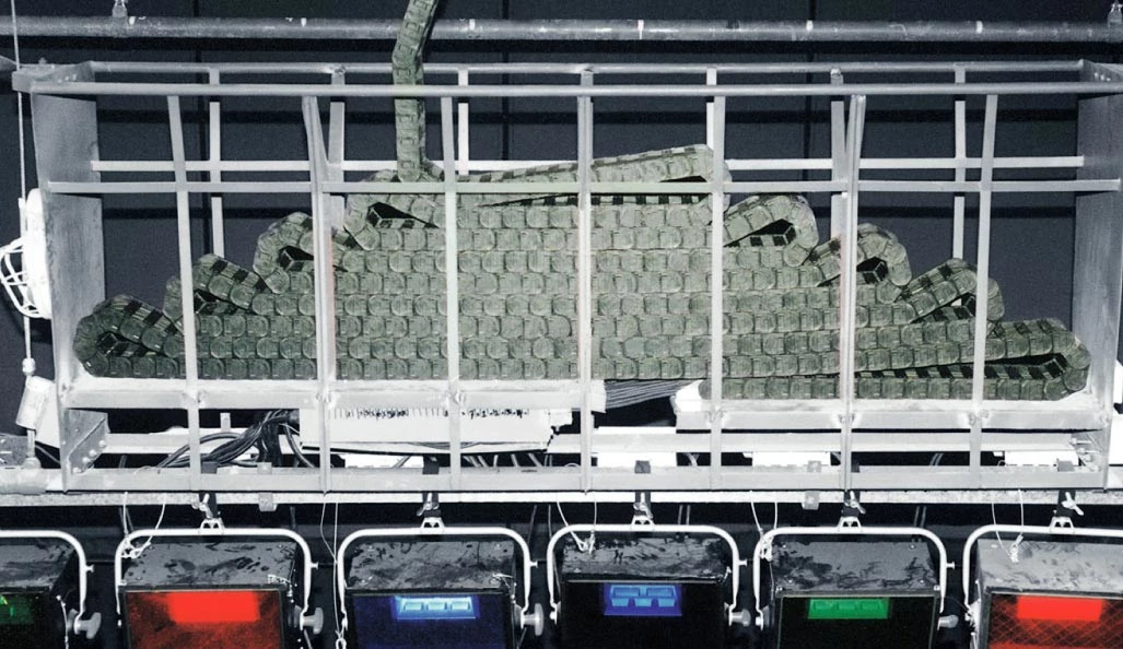 E4/4 energy chain system for Zig-Zag Applications | igus®