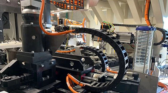 Impressive dynamics: Energy chains in rat trap production