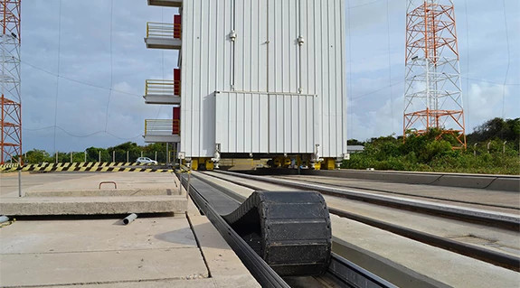 Reliable cable routing for mobile hall at rocket launch site
