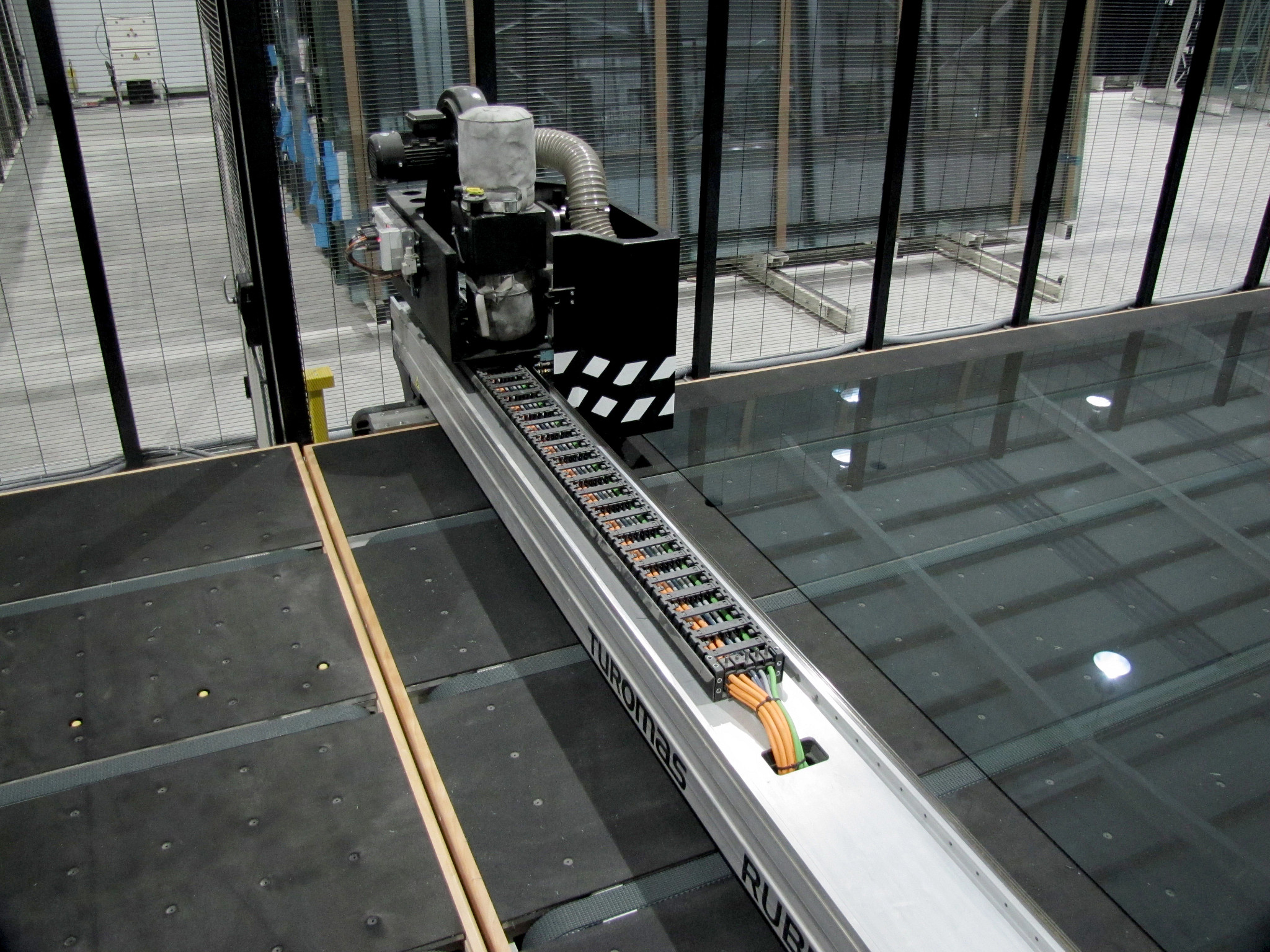 energy chain for CNC glass cutting machine in XXL format | igus Australia