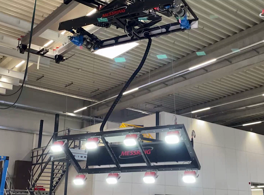 Space-saving energy chains for flexible lighting system | igus®