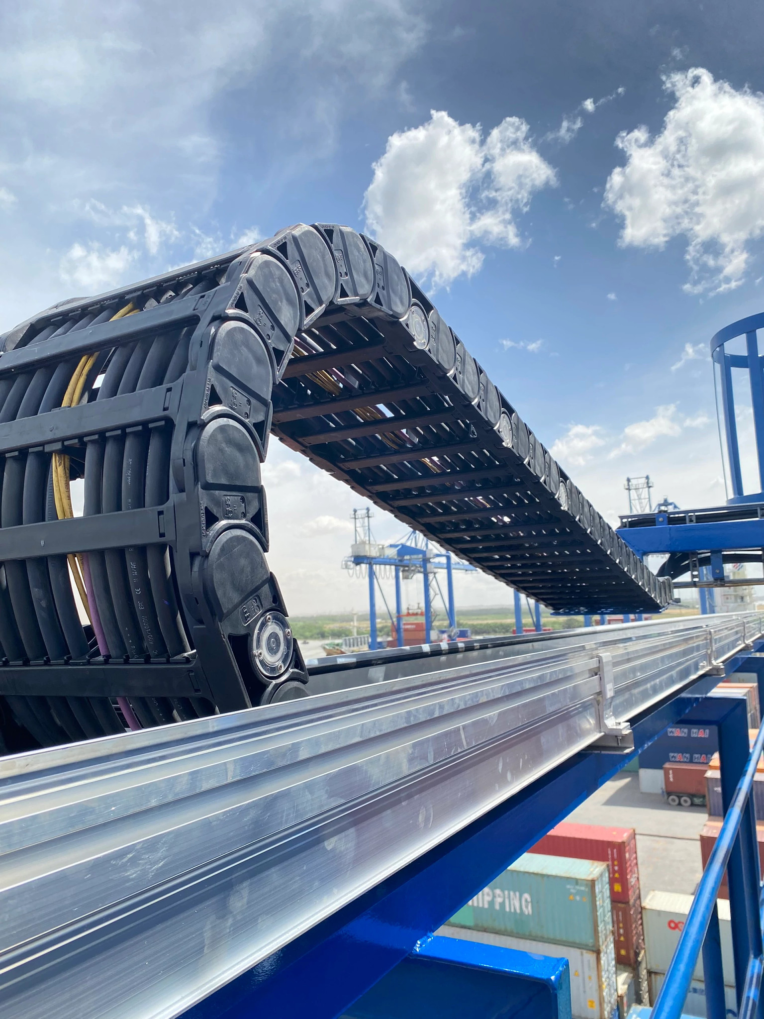 Lubrication-free heavy-duty bearings in the chassis of RTG cranes | igus®