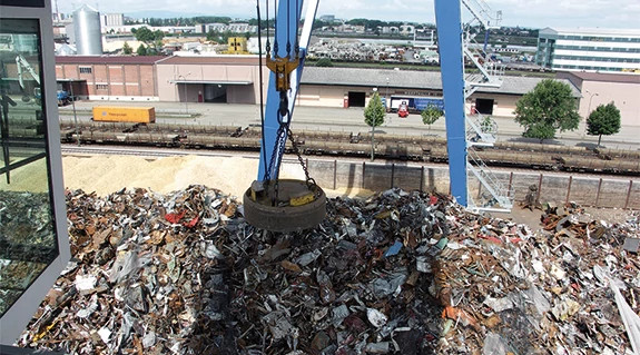 Scrap handling: pre-assembled energy chain systems for gantry crane ...