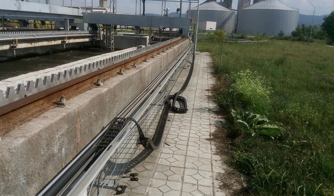 Sewage treatment plants with intelligent monitoring