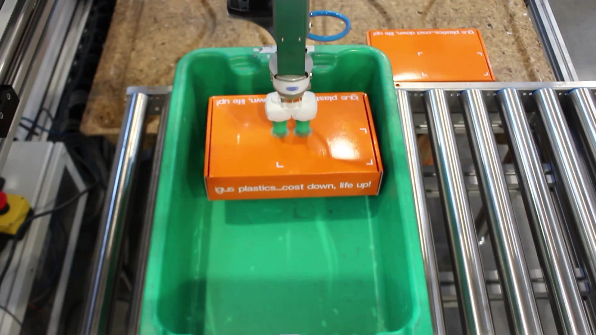 Logistics robot for final assembly