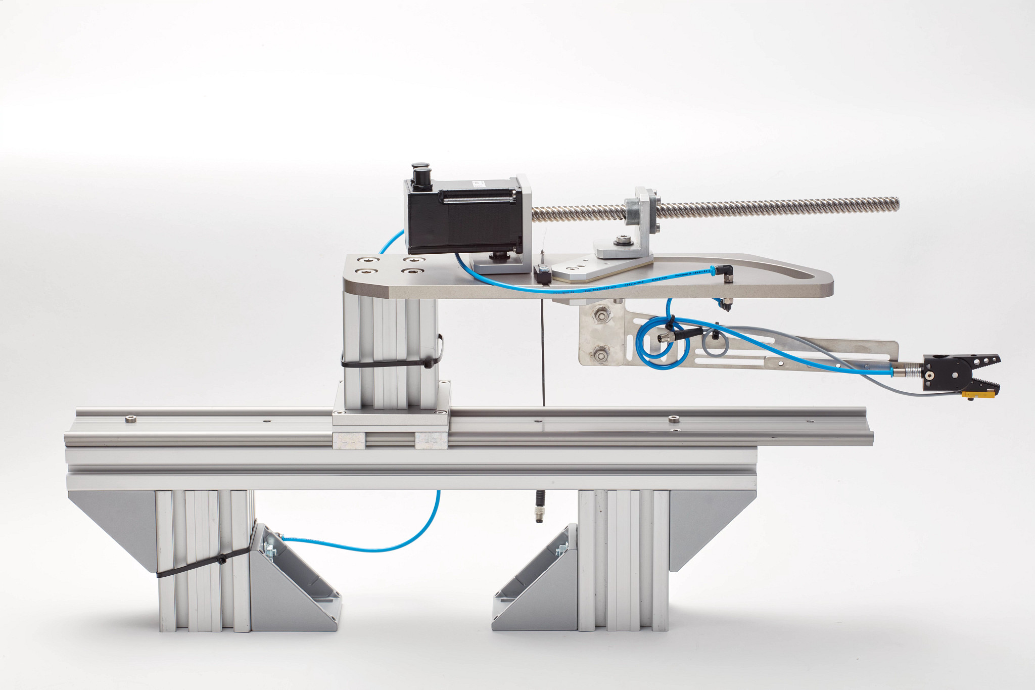 Low Cost Automation with the sprue picker | igus Australia