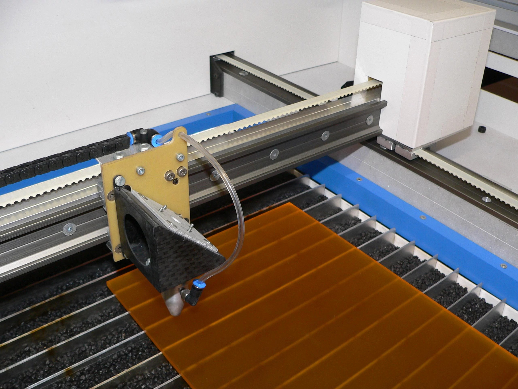 linear guide without stick-slip for CNC laser cutting system | igus®