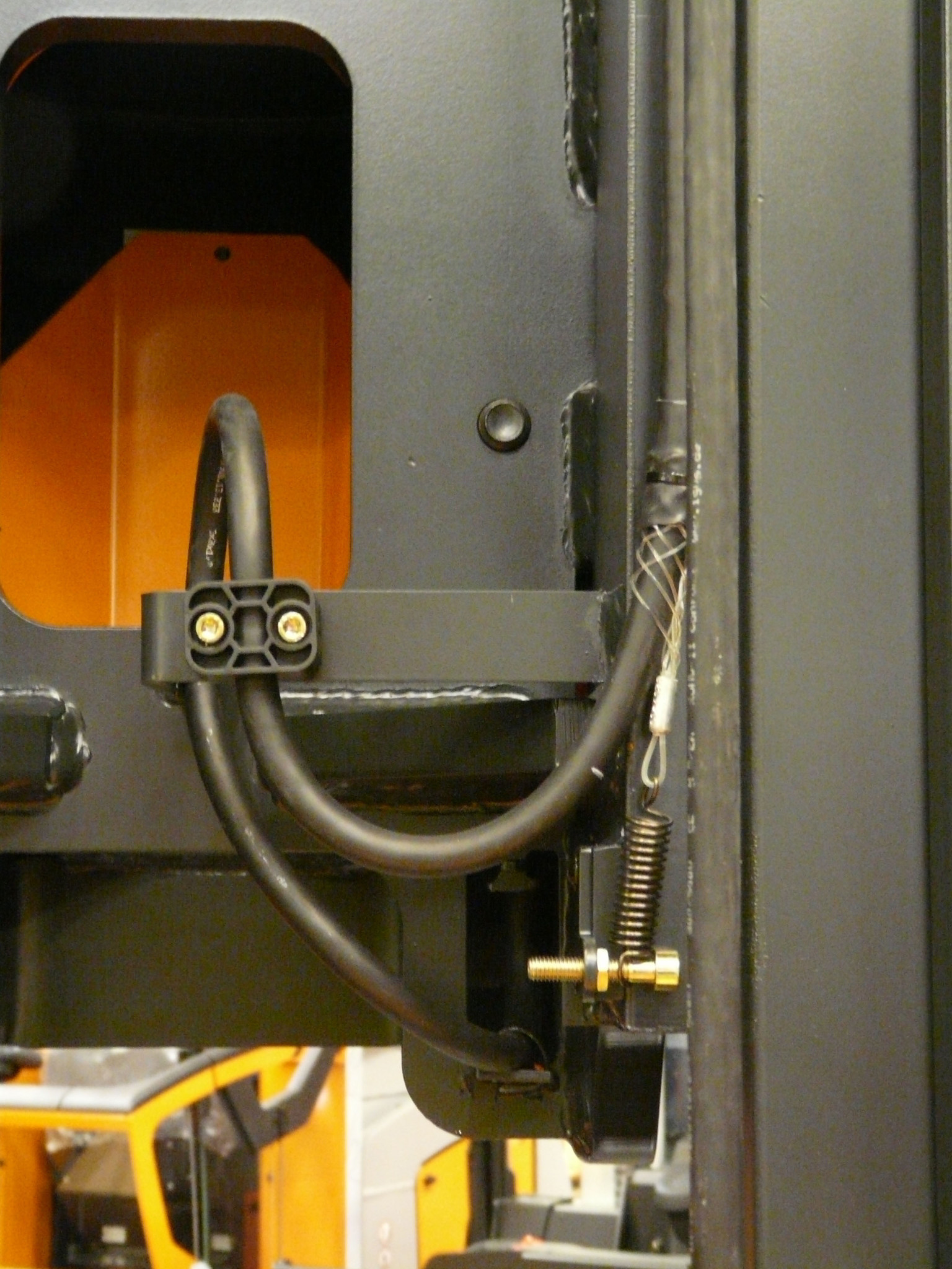 Anti-twist cable for vertical order pickers | igus®