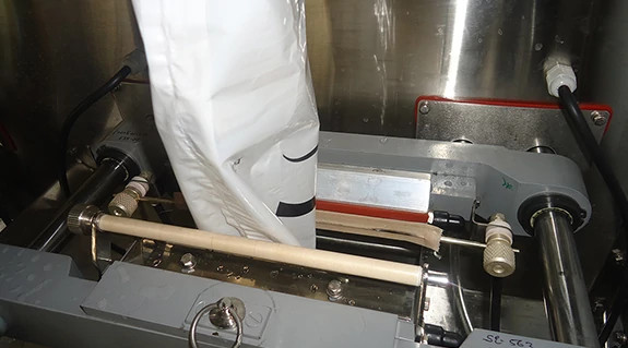 Precise linear bearing technology in cutting and sealing tools | igus®