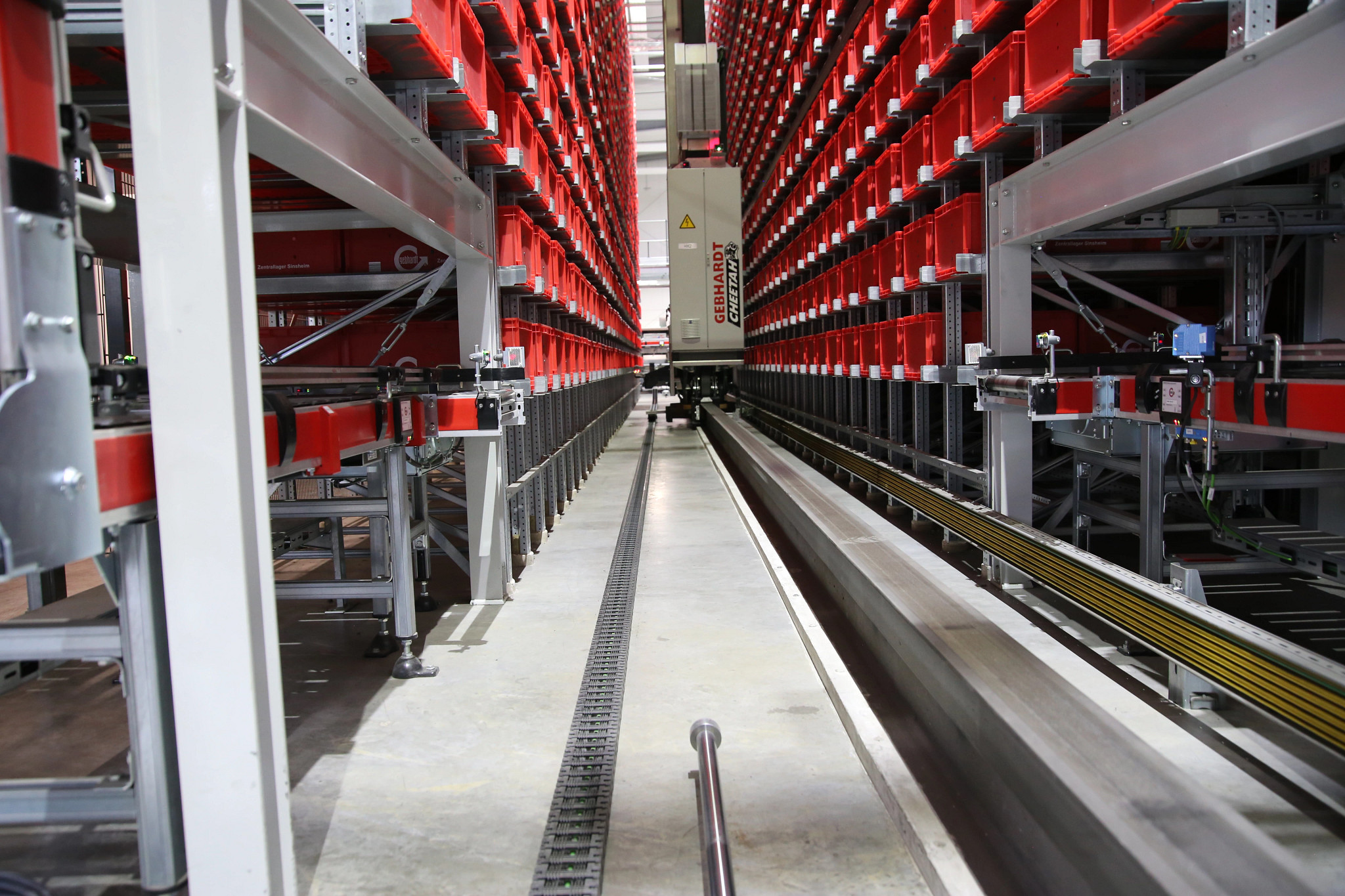Energy chain with steel cable guide at Gebhardt Intralogistics | igus ...