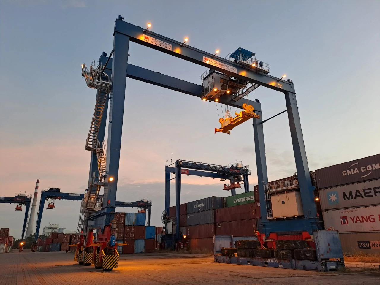 Lubrication-free heavy-duty bearings in the chassis of RTG cranes | igus®