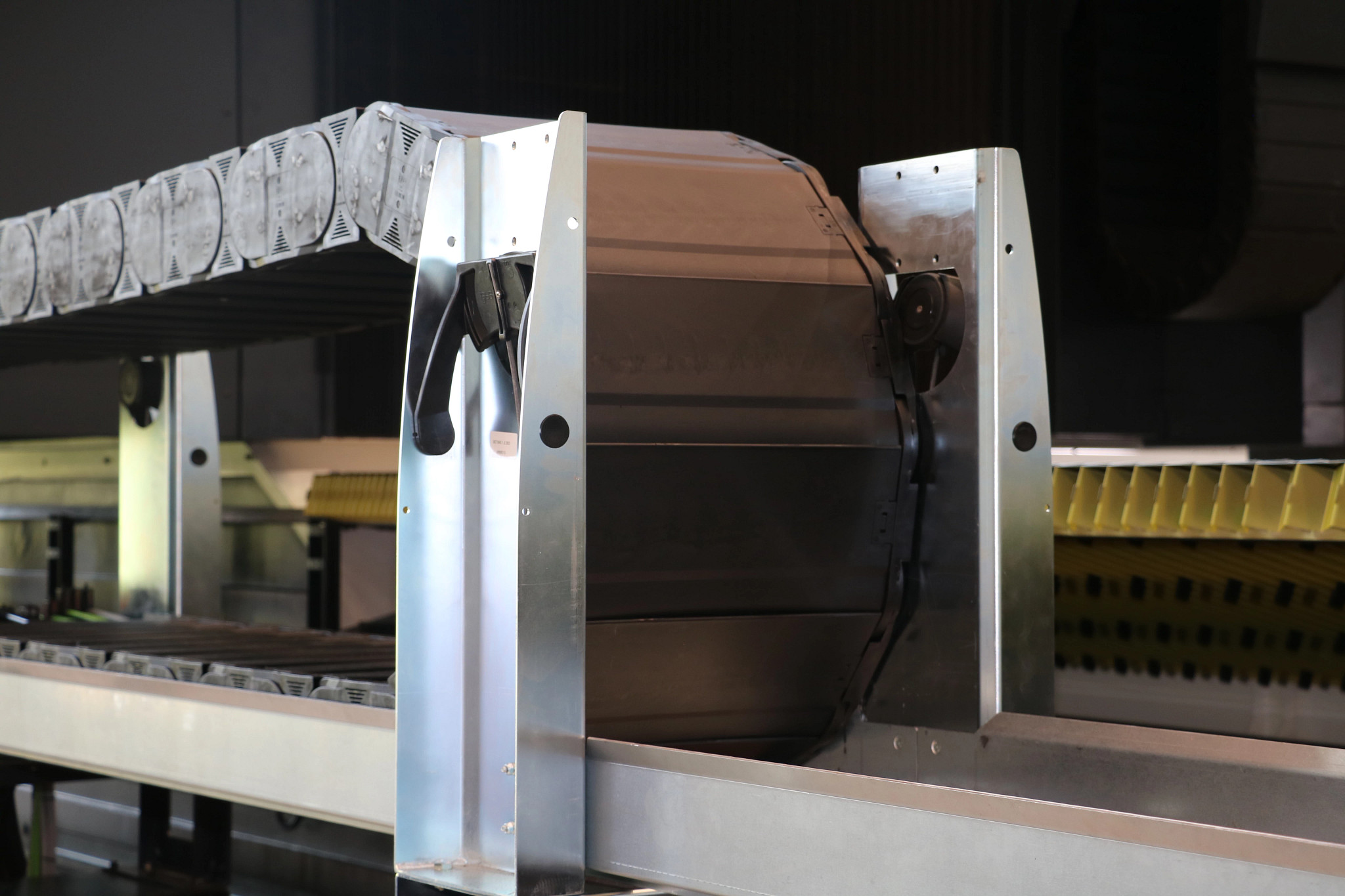 Milling machine: unsupported energy chain over a travel of 28m | igus
