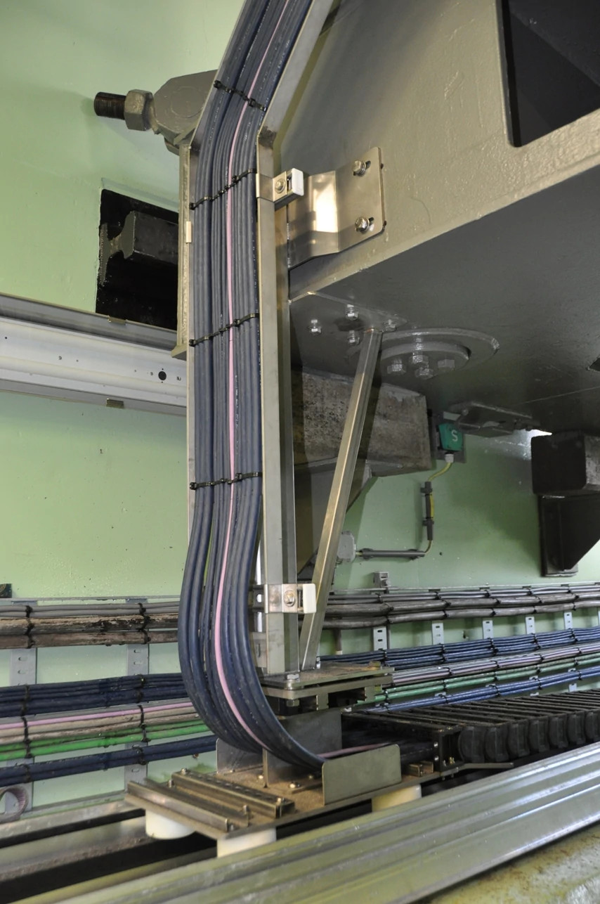 Seawater-resistant energy chain for lock system | igus®