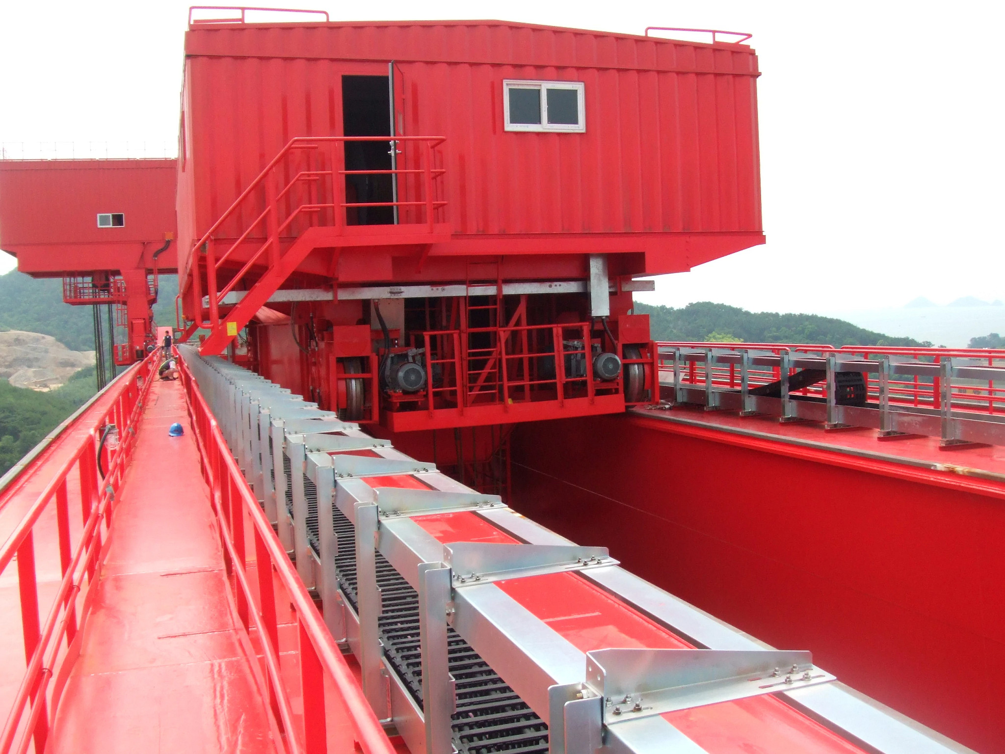 Roller energy chains for 1500t Goliath shipyard crane