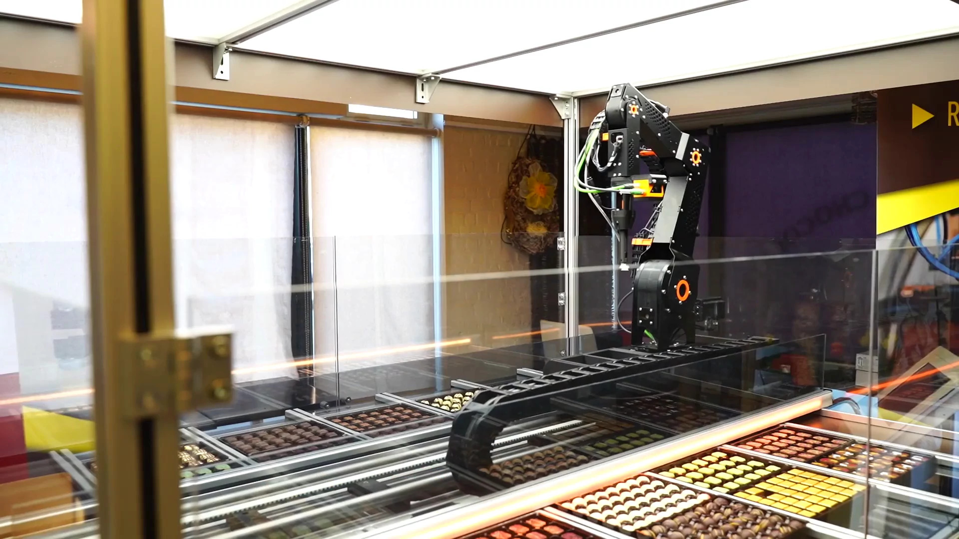 7th axis robot transfer units extend your robotic arm's reach | igus®