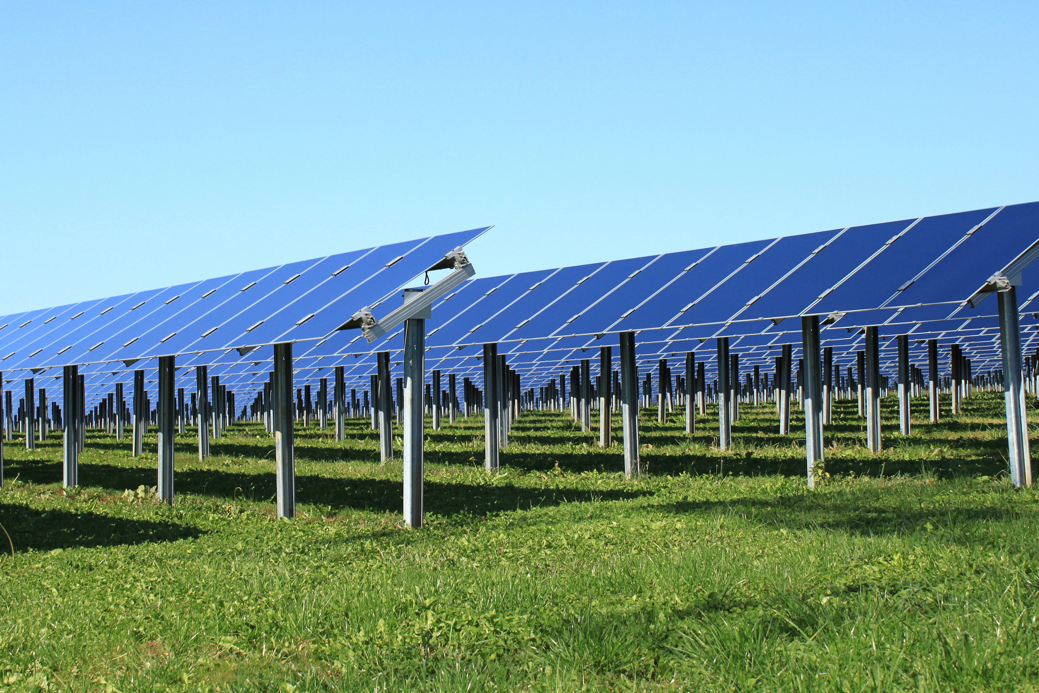 ☀️ Robust plain and spherical plain bearings for PV systems