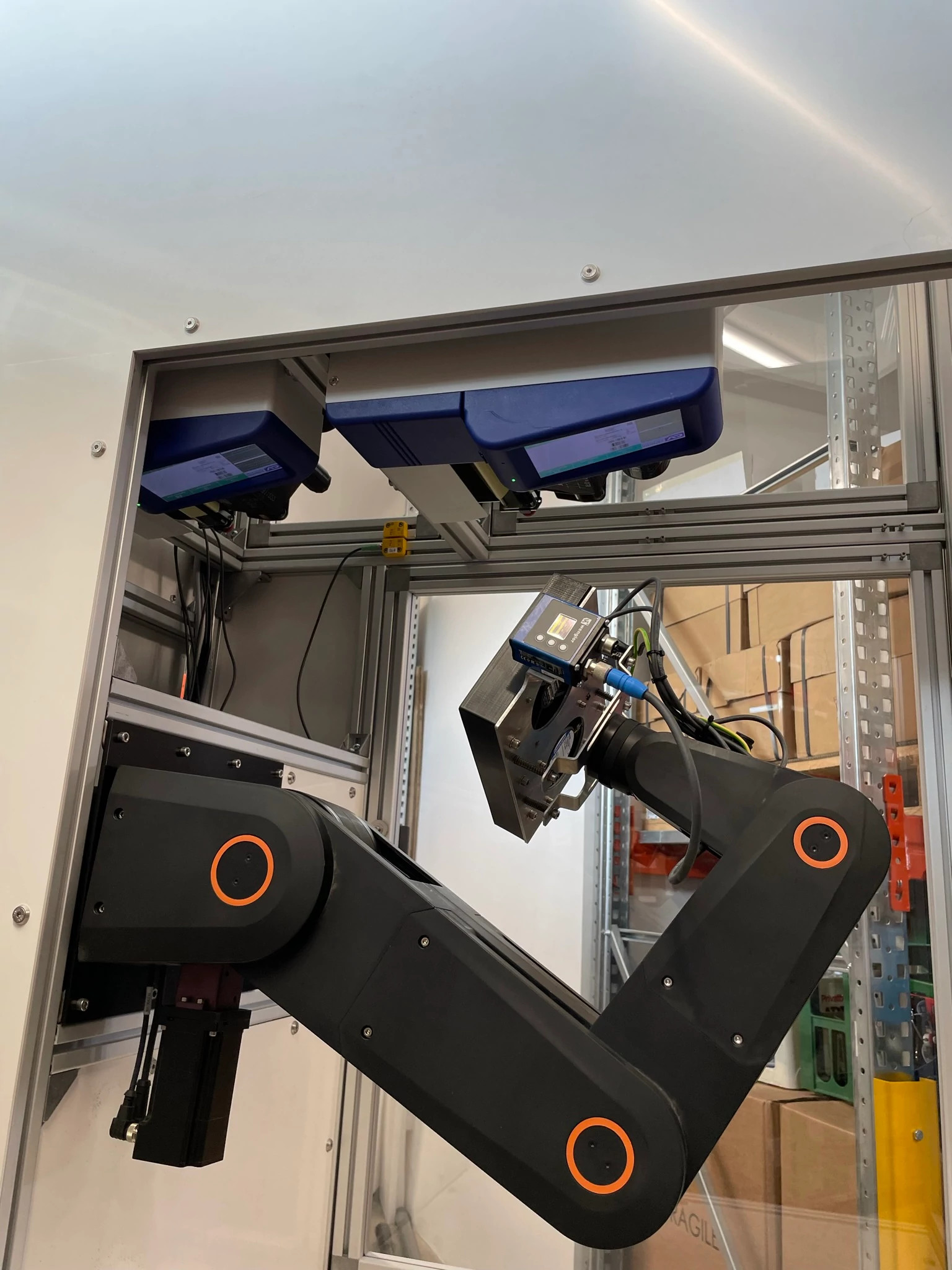 LabelMonkey uses robolink® robotic arm for package labeling | igus®