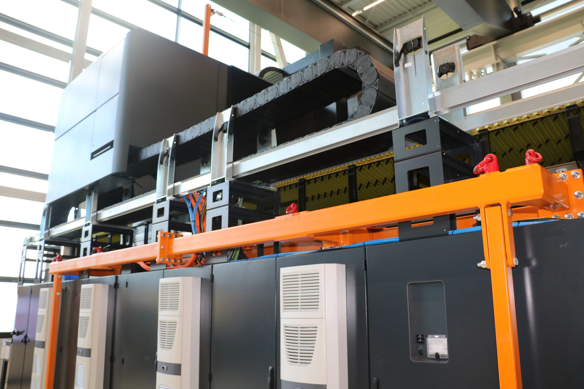 Milling machine: unsupported energy chain over a travel of 28m | igus