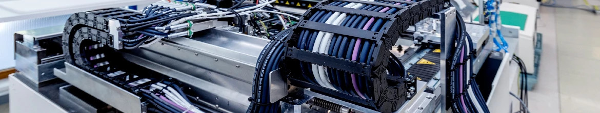 Pick and place machine uses pre-assembled cable carriers | igus®