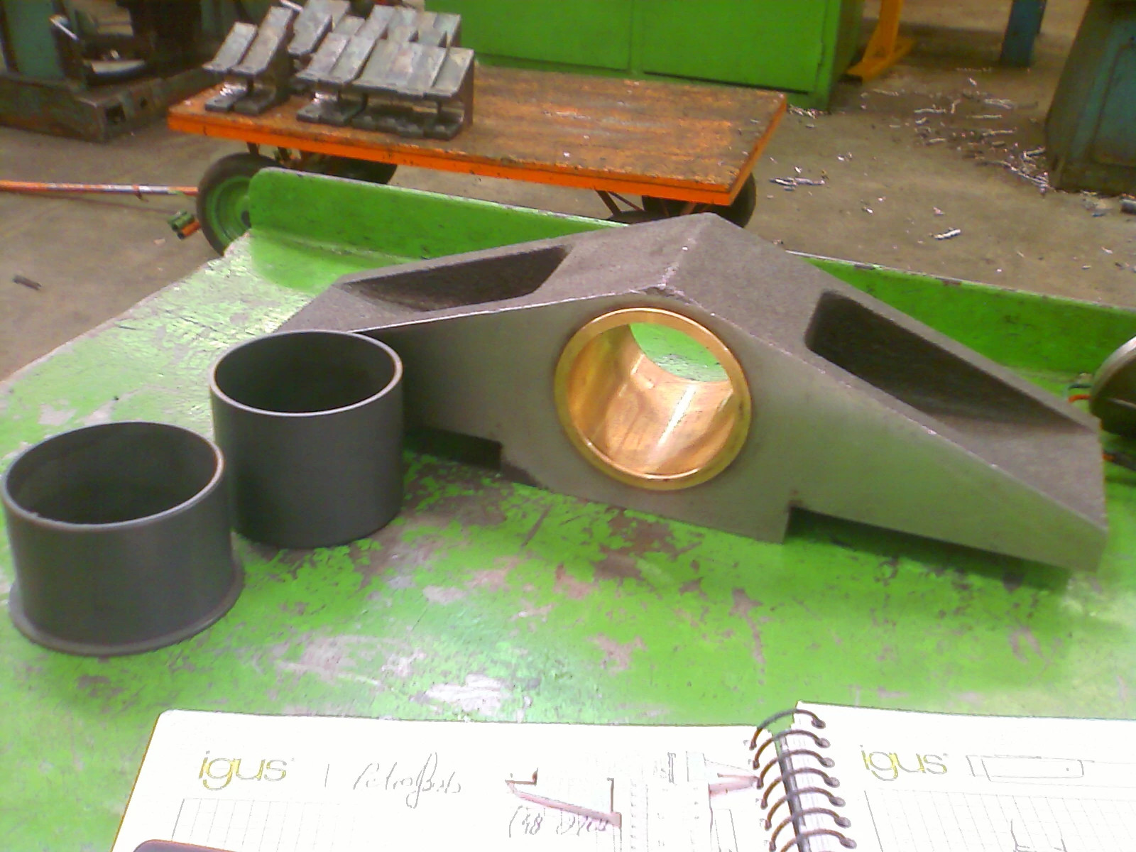 Plain bearings in the tipping mechanism of lorries for dirt and dust