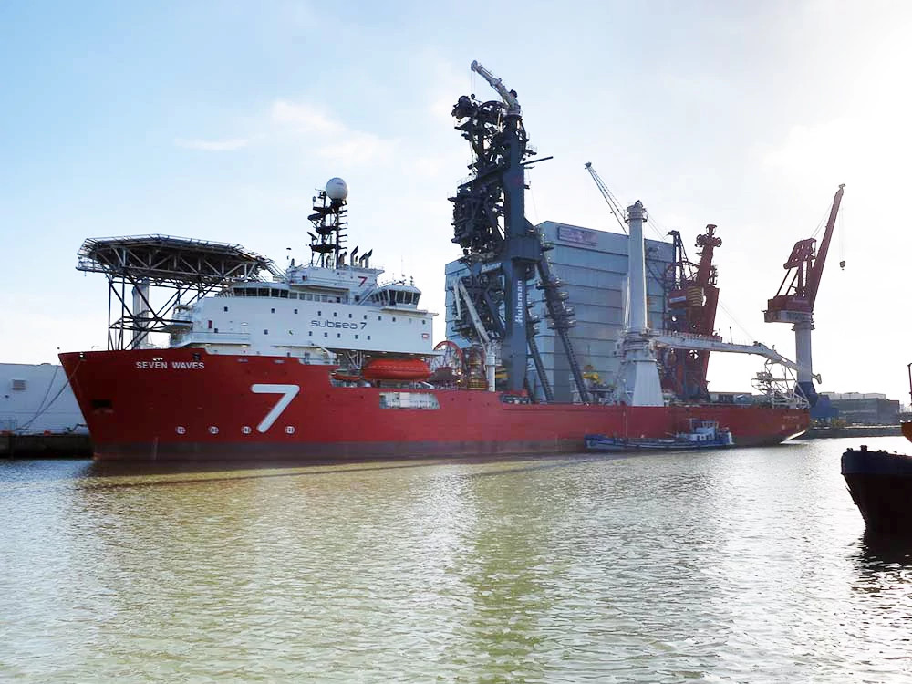 Components for pipe laying equipment on pipelay vessels