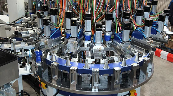 Slide bearing in wire bending machine at 170,000 strokes per day | igus®