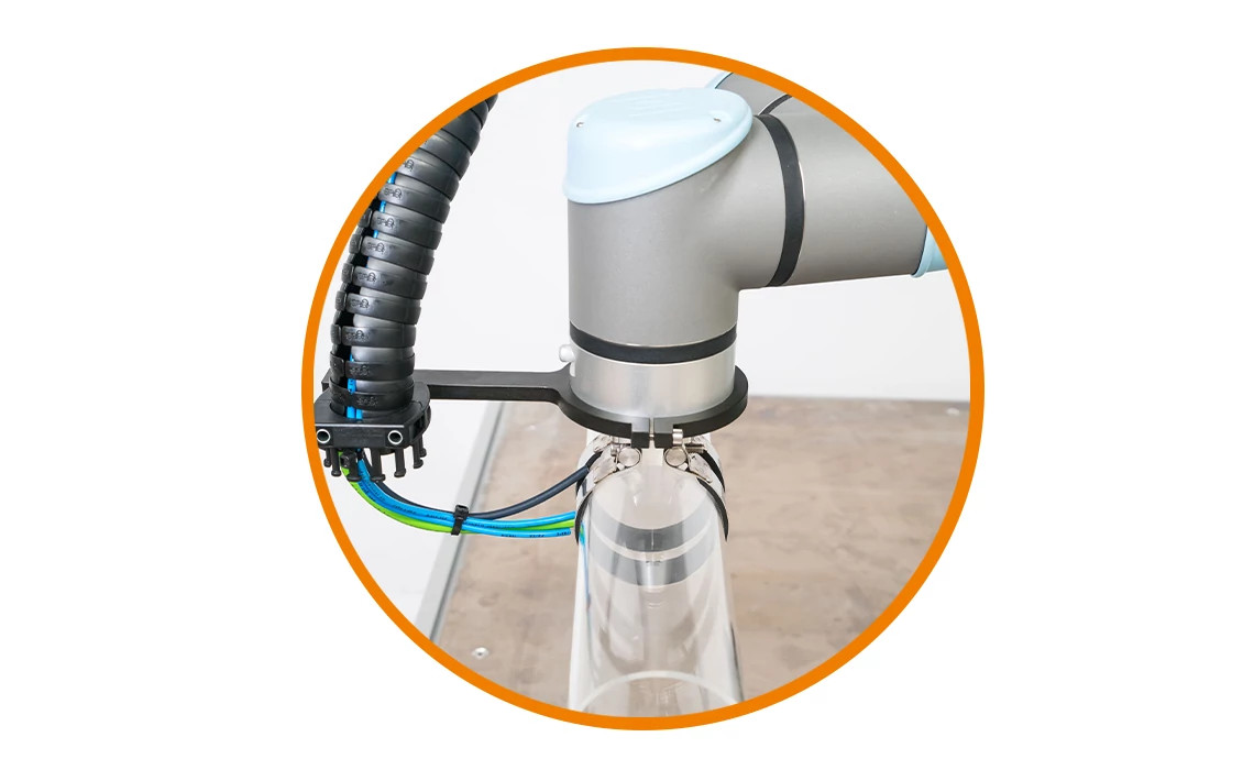 Quickly fit and retrofit clamps for cobots and small robots