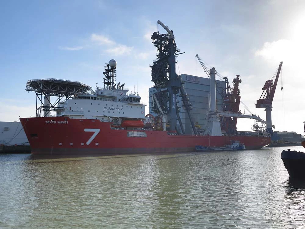 Components for pipe laying equipment on pipelay vessels