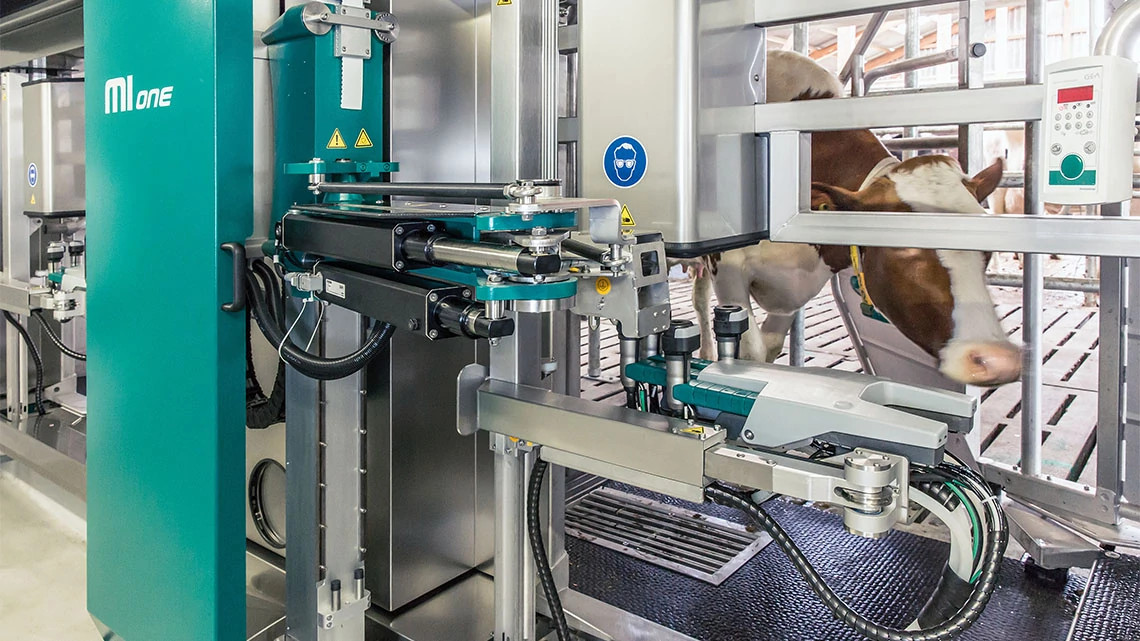 Reliable energy supply to robot arm in milking system | igus®