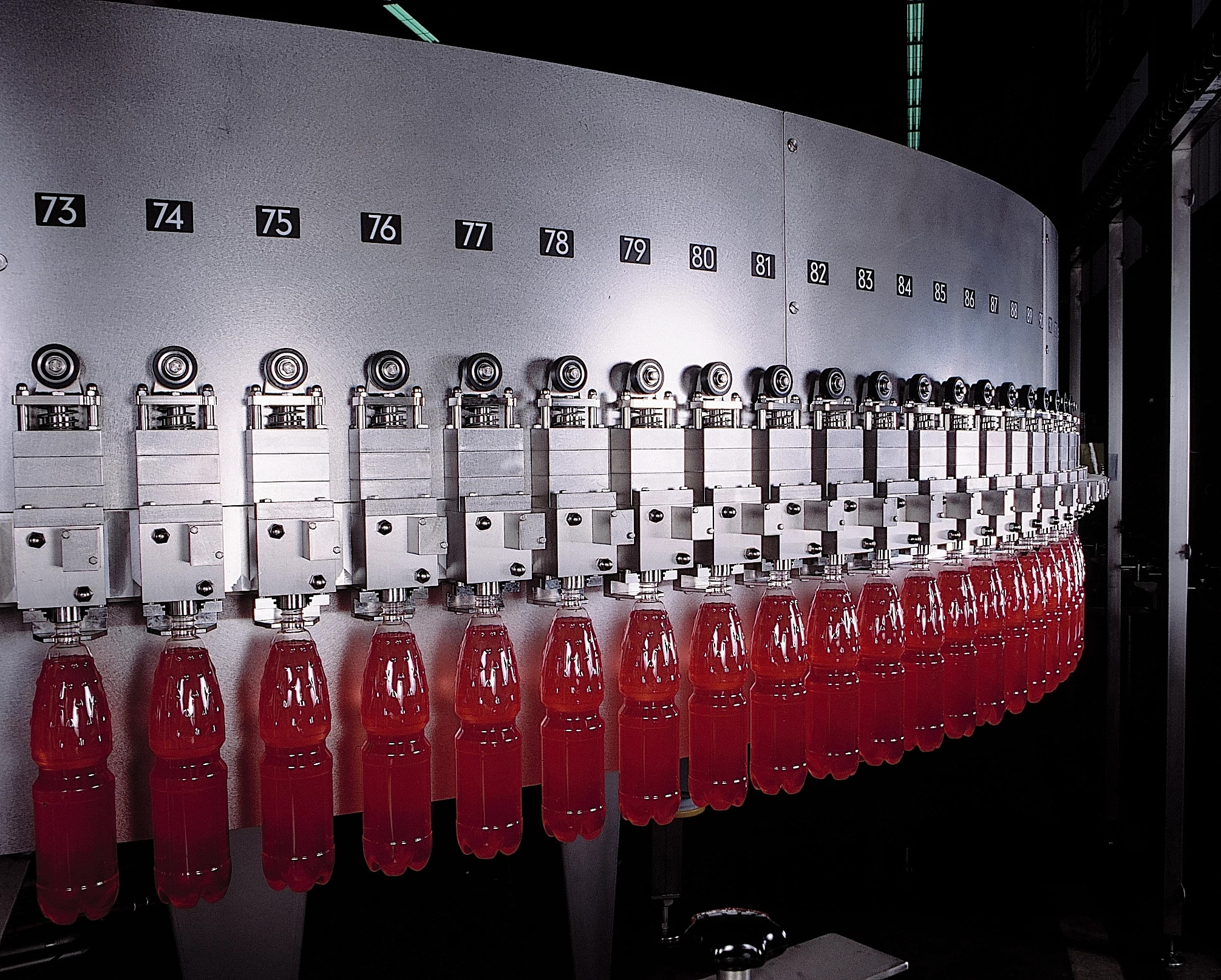 Special plain bearing in the filling valve for filling beverage bottles ...