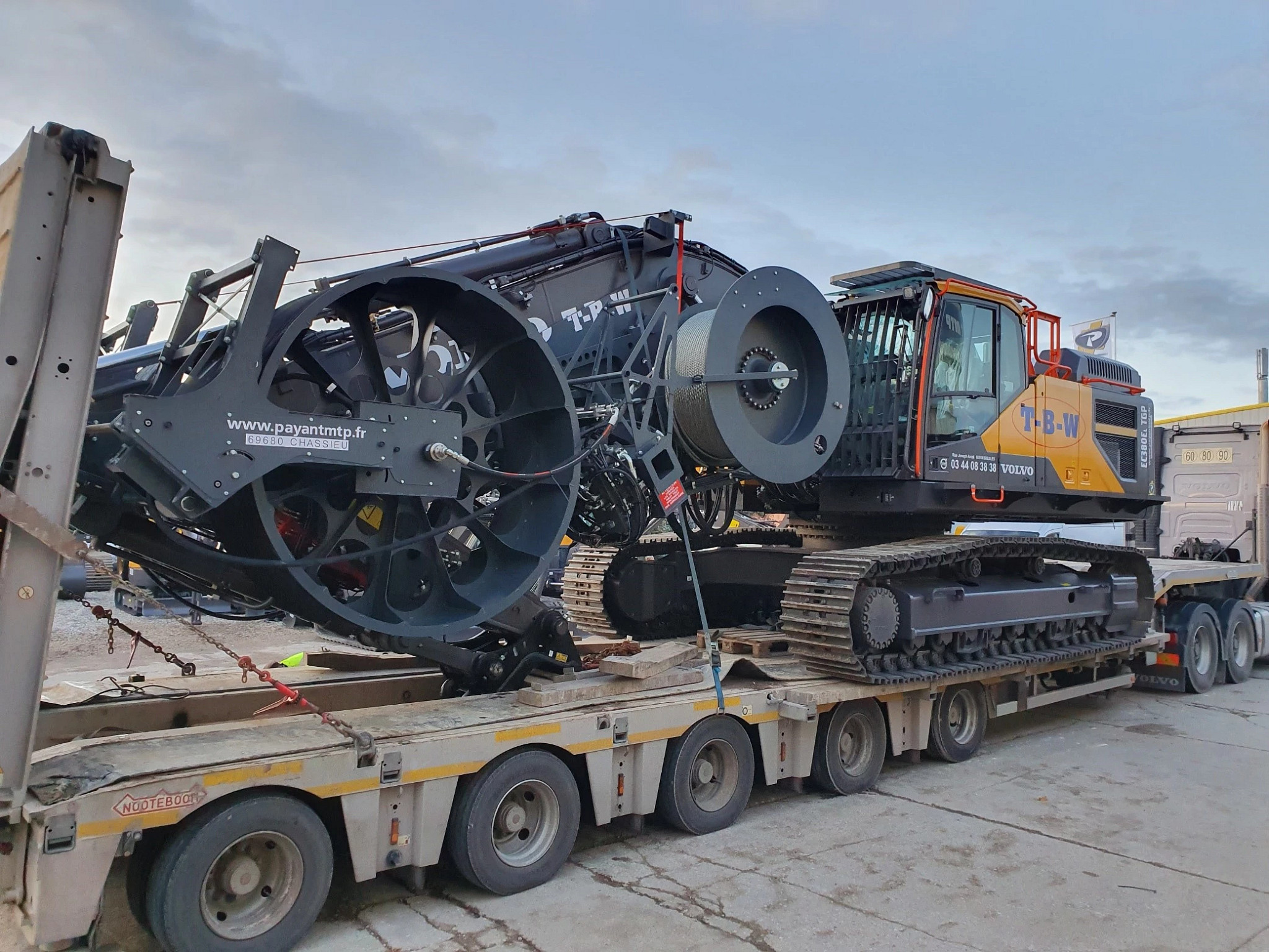 iglide® Bearings in Oscillating Pendle Axle for Semi-trailer | igus®