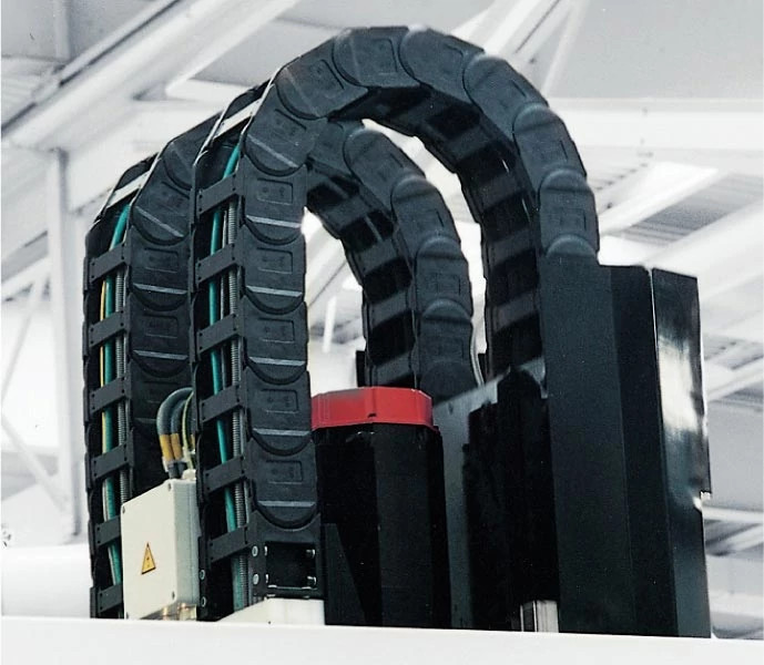 E4/4 energy chain system for Vertical Hanging | igus®