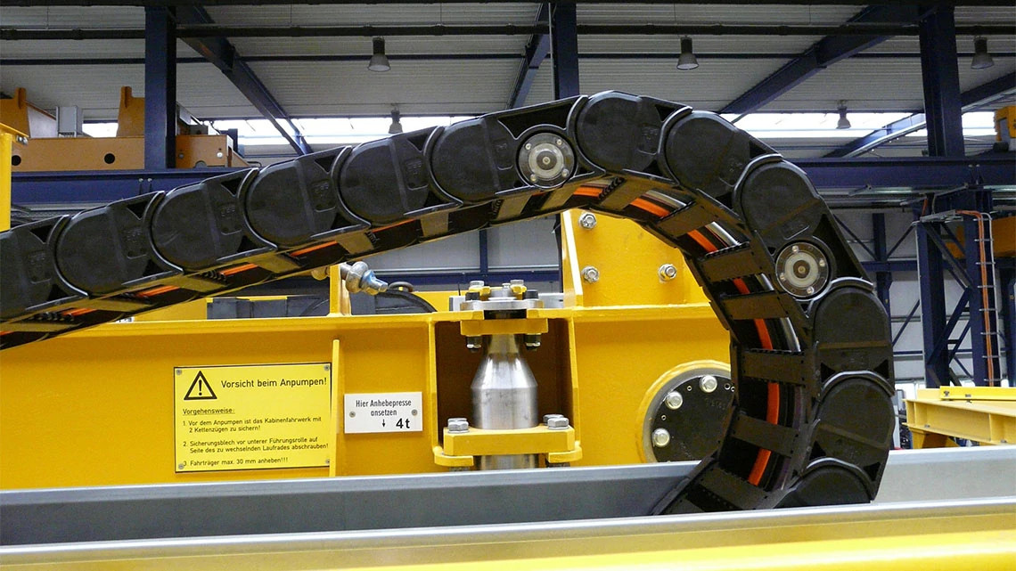 Energy supply for indoor crane under the influence of heat and dust | igus®