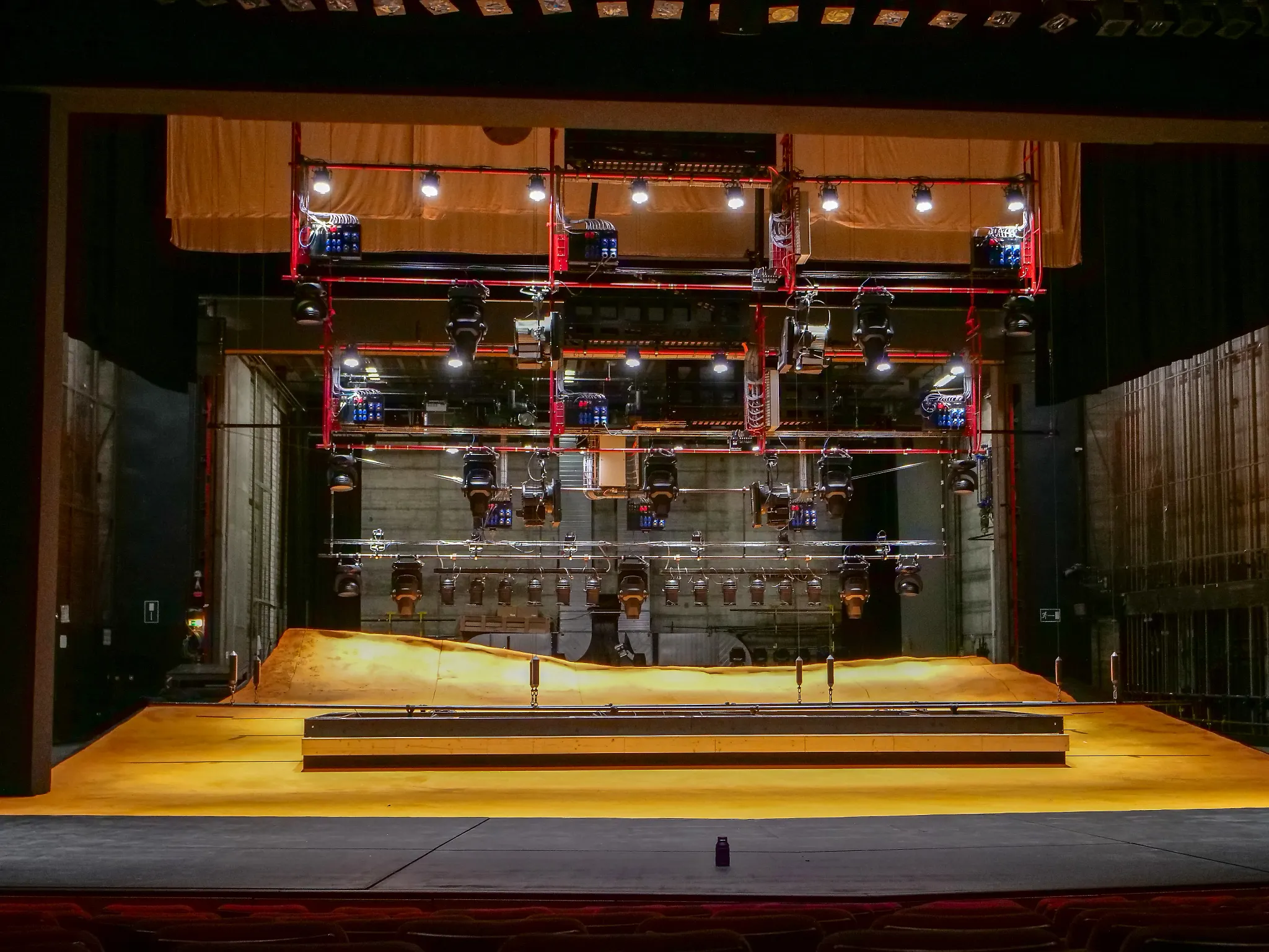 Energy chain system for theatre stage lighting