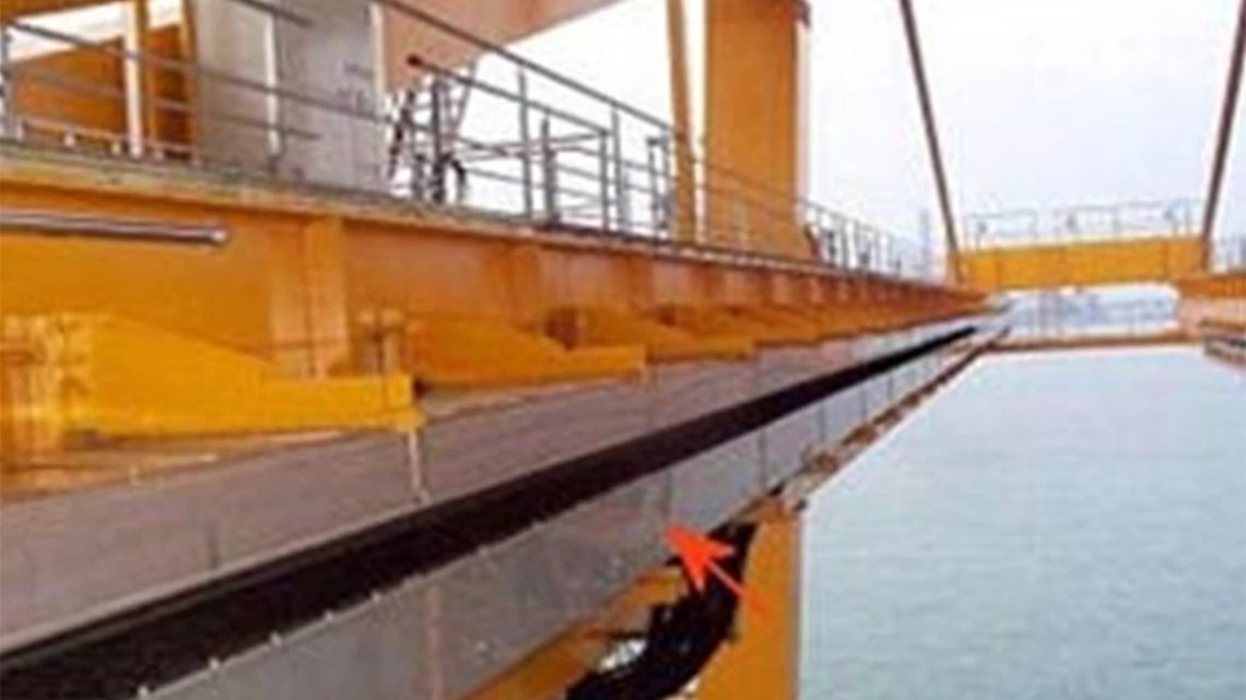Roller energy chain on ship unloaders with over 400 m travel | igus®