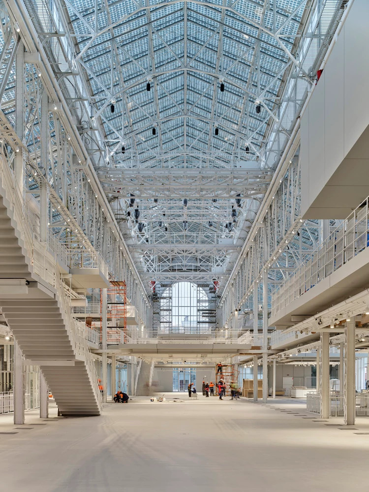 Cable guidance for multimedia installation in event hall | igus®