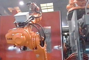 Robust 3D energy chains for industrial robots in injection-moulding ...