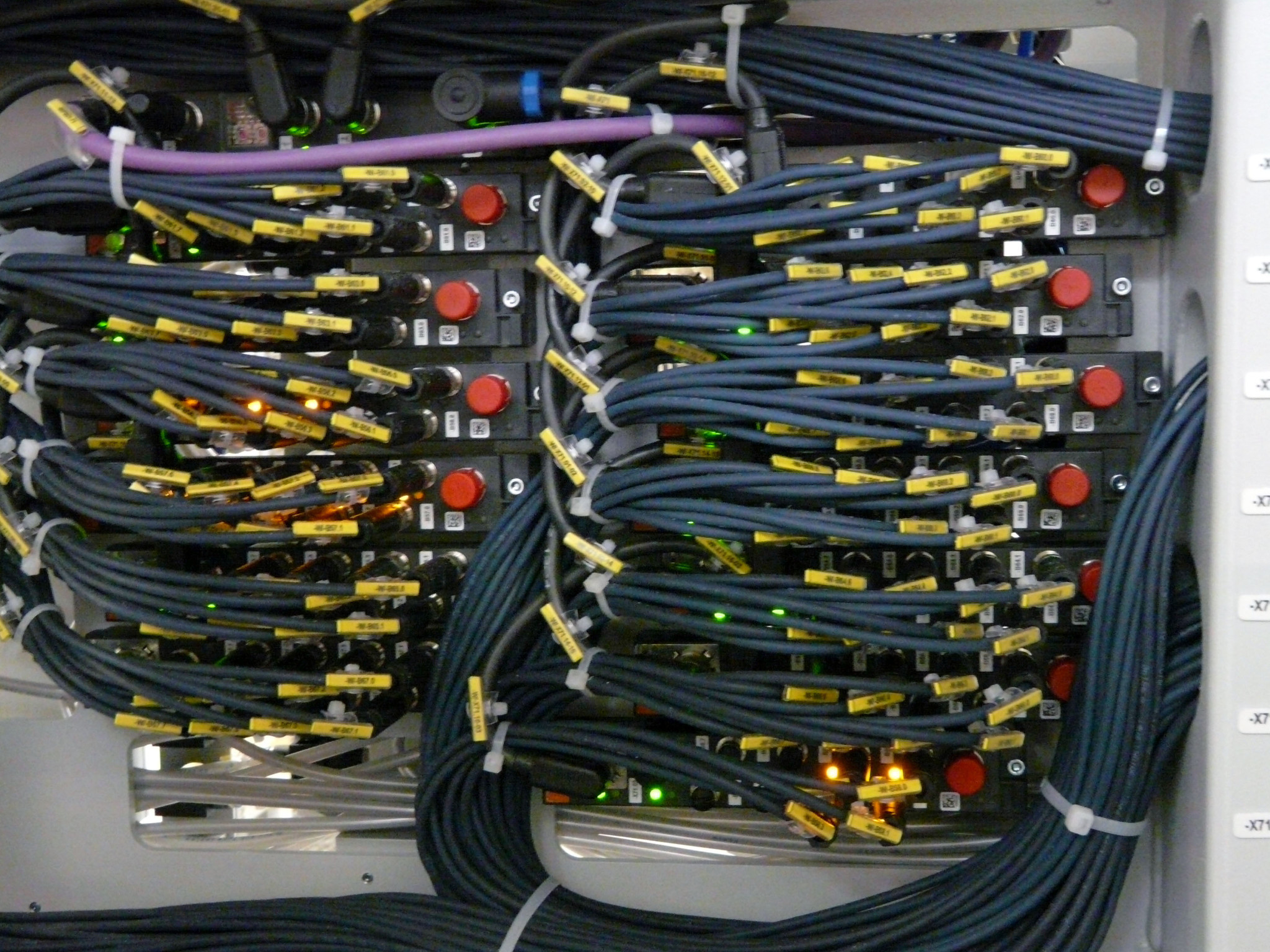 Cable and energy supply in high-speed injection moulding machine