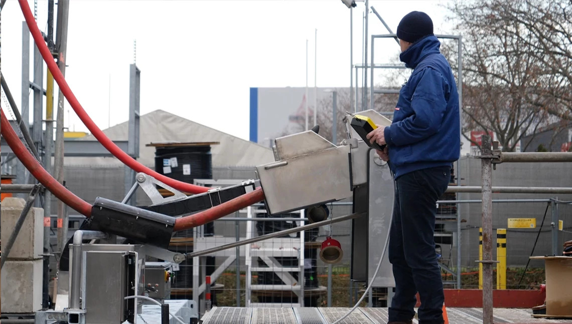 Mobile shore power outlet for energy supply to ships at ports | igus®